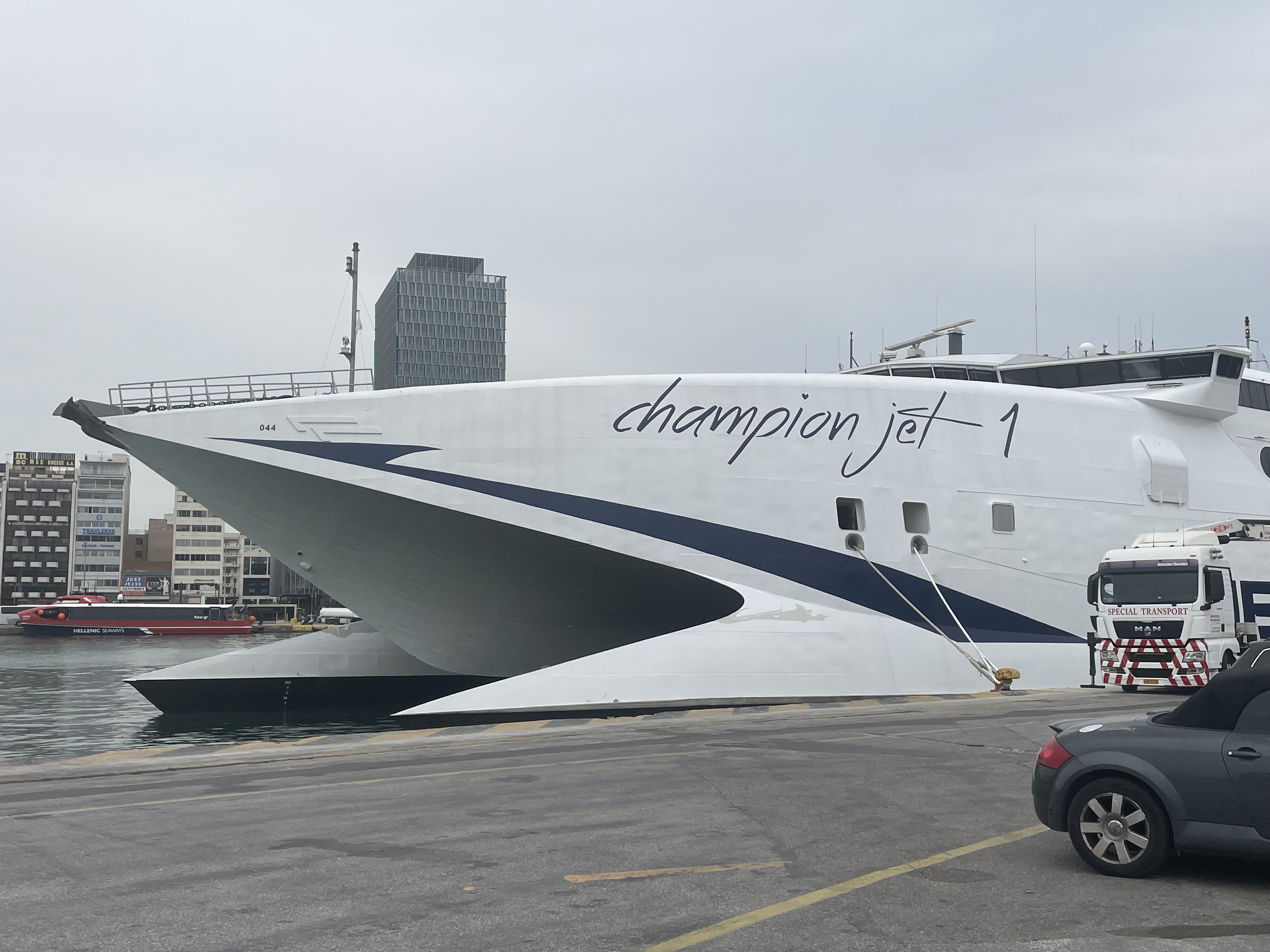 Το Champion Jet 1 στο λιμάνι του Πειραιά για βάψιμο ονόματος-Το ...