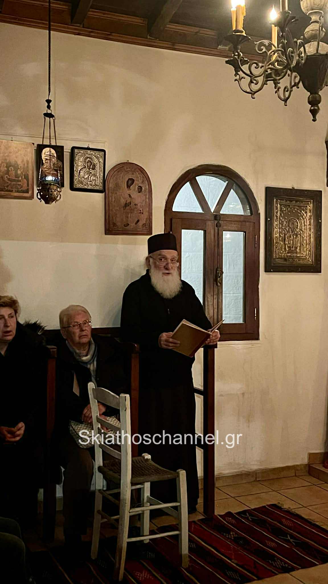 Σκιάθος: Αγρυπνία στον Άγιο Σπυρίδωνα στα Καλύβια – Φως, πίστη ...
